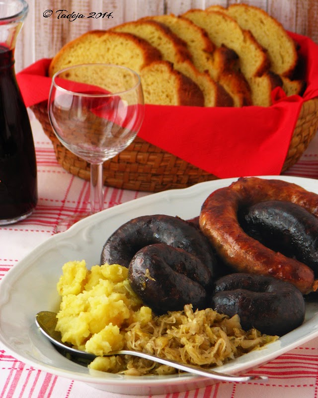Krvavice s kiselim zeljem i restani krumpir
